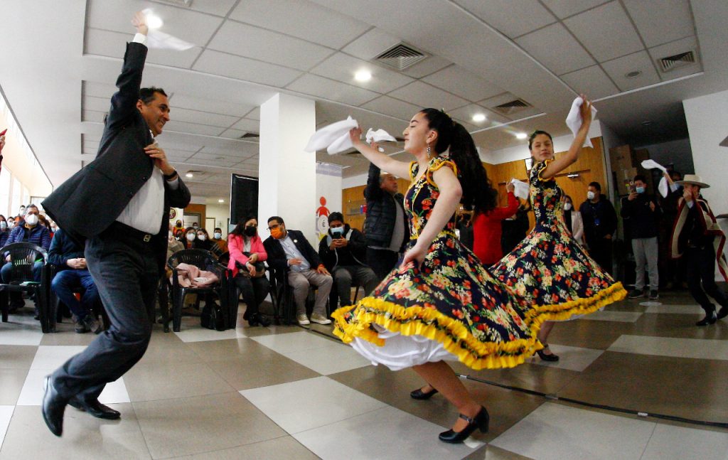 Con pie de cueca y entrega de volantines municipio curicano lanzó ...